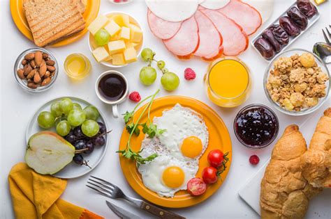 햇볕이 잘 드는 사이드 업 에그 토스트 커피 과일 야채와 오렌지 주스와 함께 홈메이드 아침 식사가 카피 공간이있는 상단보기