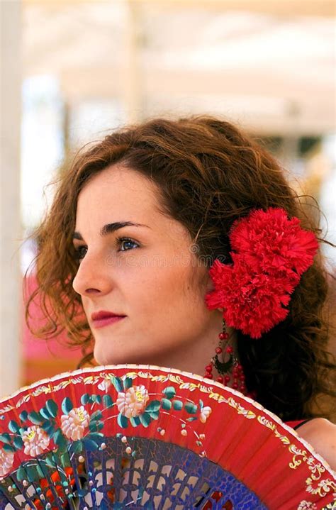 La Ragazza Spagnola In Vestito Da Feria Registra I Capelli Fotografia