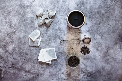 피라미드와 직사각형 모양의 티백 은 회색 배경에 설정 또는 좋은 홍차 느슨한 잎 친환경 대안 0명에 대한 스톡 사진 및 기타 이미지 Istock