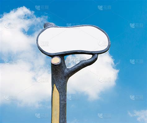 蓝天下一片空白的路标