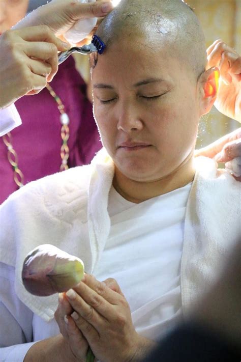 สาธุ คุณ น้ำผึ้ง ม ล สราลี กราบพระบาททูลลาพระองค์โสมฯออกบวช1เดือน วัดป่านาคำน้อย เห็นภาพแล้ว