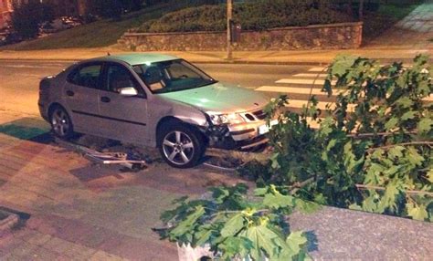 Un Coche Choca De Madrugada En Eguskiagirre Y Arranca Una Señal De