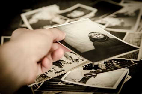 무료 이미지 쓰기 손 화이트 사진술 사진 작가 늙은 돈 기억 노스탤지어 검은 단색화 닫다 현금 사진들