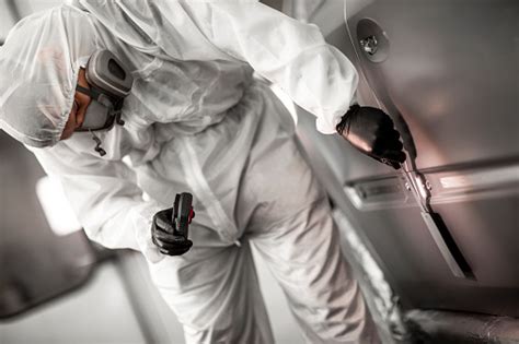 차체 가게의 도장 부스에서 자동차 부품의 색상 일관성을 확인하는 자동차 수리점 기술자 검사 보기에 대한 스톡 사진 및 기타