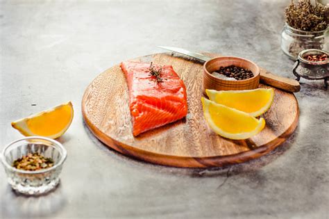 회색 배경에 후추와 로즈마리를 곁들인 소금에 절인 훈제 생 연어 조각 공간을 복사합니다 맨 위 보기 개념에 대한 스톡 사진 및 기타 이미지 Istock