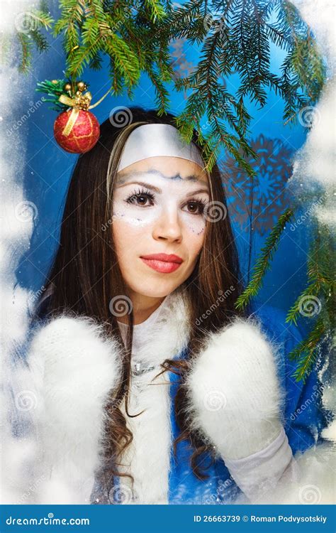 Mujer Hermosa En La Ropa Caliente Imagen De Archivo Imagen De Cara