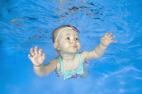 어린 소녀는 수중 수영을 배운다 푸른 물 배경에 수영장에서 수중 수영 아기 건강한 가족 라이프 스타일과 어린이 수상 스포츠 활동 6 11 개월에 대한 스톡 사진 및 기타