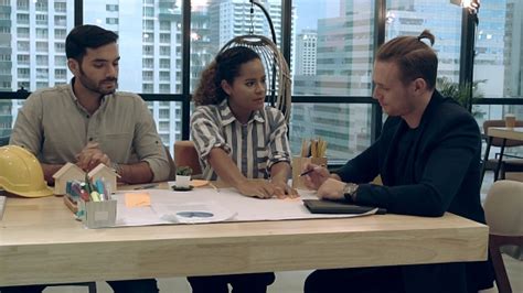 직장에서 사무실 책상에서 대화를 나누는 크리에이티브 비즈니스 피플 그룹 개성 개념에 대한 스톡 사진 및 기타 이미지 개성 개념 글로벌 비즈니스 글로벌 커뮤니케이션