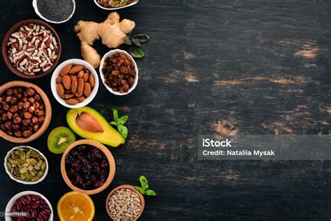 다양 한 Superfoods입니다 말린 과일 견과류 콩 과일 야채 에 검은 나무 배경 최고의 볼 수 있습니다 무료 사본 공간입니다 0명에 대한 스톡 사진 및 기타 이미지