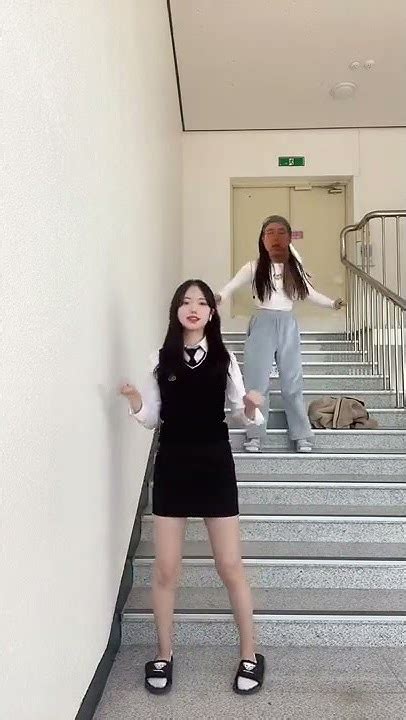 04년생 고3 교복입고 학교 계단에서 댄스 Youtube