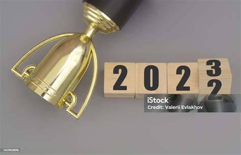 골드 트로피 챔피언 컵과 회색 배경에 뒤집힌 숫자 2022년과 2023년 0명에 대한 스톡 사진 및 기타 이미지 0명 1위 2022년 Istock