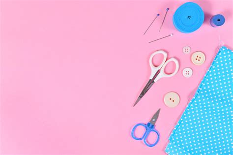 복사 공간이있는 분홍색 배경에 직물 가위 버튼 또는 핀과 같은 다양한 바느질 도구가있는 플랫 레이 0명에 대한 스톡 사진 및 기타 이미지 Istock