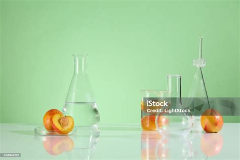 복숭아 연구 스타일링 촬영 그린 컬러의 질감에 정면 각도에서 촬영했습니다 제품 프리젠테이션을 위한 테이블의 빈 공간 및 텍스트 추가를 위한 복사 공간 0명에 대한 스톡 사진