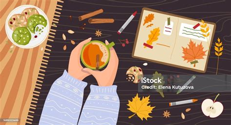 포근한 가을 뜨거운 매운 음료를 들고 있는 사람 손 창의적인 노트북 쿠키 빨간 잎이 있는 나무 테이블 가을 플랫 레이 가을 분위기 포스터 엽서 전단지 템플릿에 대한 평면도