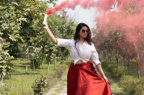 홀리 페스티벌 의 색상 아름다운 소녀 여자 봄 방학 에서 여러 가지 빛깔의 연기 폭탄 드라이 컬러 홀리 파우더 컬러 Gulal Abeer와 컬러 홀리의 축제를 축하 공원에