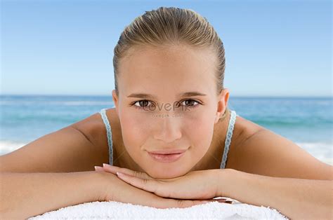 해변에서 편안한 젊은 여자 사진 무료 다운로드 Lovepik