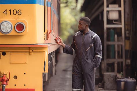 디젤 기관차 기술자 열차 기관차를 끌고 화물과 사람을 받거나 운송하는 데 사용하기 전에 열차 기관차를 검사하십시오 강철에 대한 스톡 사진 및 기타 이미지 Istock