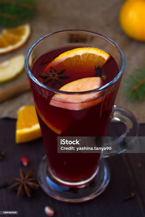 겨울 장식과 나무 배경에 오렌지 사과와 향신료 계피와 아니스 스타의 조각 멀드 와인의 유리 상단 보기 겨울과 가을의 뜨거운 음료 수직 콜라에 대한 스톡 사진 및 기타 이미지