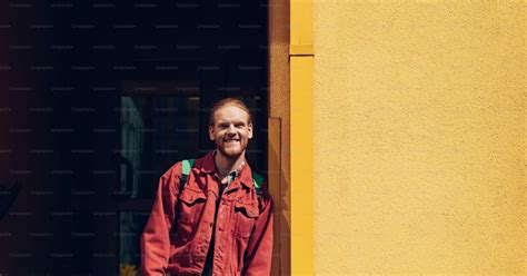 도시 생활 방식과 활동 건물 벽에 기대어 노란 스케이트보드를 탄 젊은 웃는 힙스터 남자의 전체 길이 초상화 사진 Unsplash의 남자 만 이미지