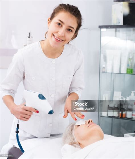 스파 살롱에서 얼굴에 대한 미용 절차를 만드는 노인 여성 60 64세에 대한 스톡 사진 및 기타 이미지 60 64세 가정의 방 결정 Istock