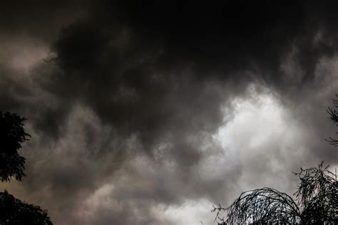 무료 이미지 구름 검정색과 흰색 하늘 햇빛 분위기 어두운 날씨 폭풍 적운 어둠 단색화 우뢰 뇌우 남아프리카 암운 기상 현상 대기 현상
