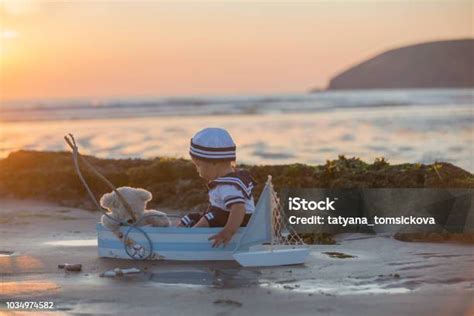 선원 아기 귀여운 아이 나무 보트 물고기와 낚 싯 대 비치에서 일몰에 재생 가정 생활에 대한 스톡 사진 및 기타 이미지 가정 생활 개과 개념 Istock