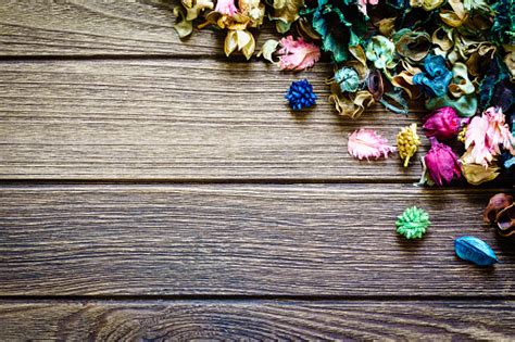 나무 배경에 말린 향기로운 꽃의 아로마 테라피 포푸리 혼합 건조한에 대한 스톡 사진 및 기타 이미지 건조한 꽃잎 끈적끈적한 Istock