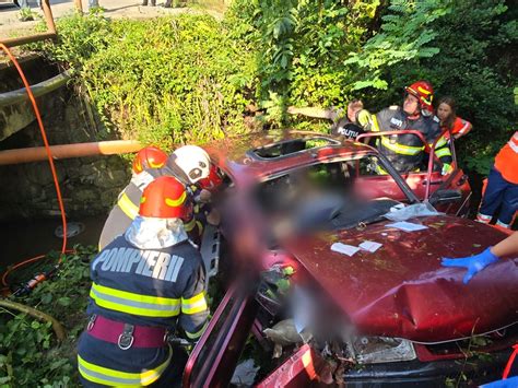 Imagini Cu Mașina Cazută în Râpă La Breaza O Persoană Se Zbate între Viață și Moarte Foto