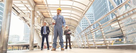 파트너 팀워크 트러스트 팀과 함께 건설 현장에서 배너 토목 건설 엔지니어 팀 미팅을 함께 협의합니다 파노라마 이미지 엔지니어 팀이 하드 햇 건설 엔지니어 컨셉에 대해