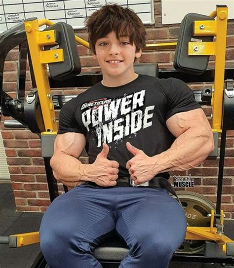 Pin By Attila Bandl On Mentéseim Muscle Boy Muscular Muscle