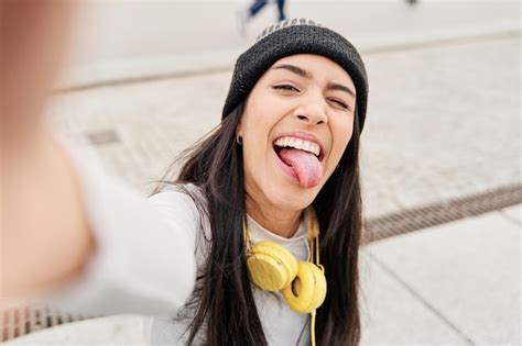 Mujer Hispana Haciendo Una Cara Graciosa Mientras Se Toma Una Selfie