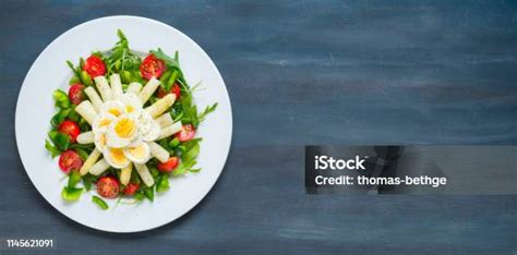 신선한 아스파라거스 살 트 토마토 피망 Arugula 삶은 달걀 자유 복사 공간 평 신도 요리법에 대한 스톡 사진 및 기타 이미지 Istock