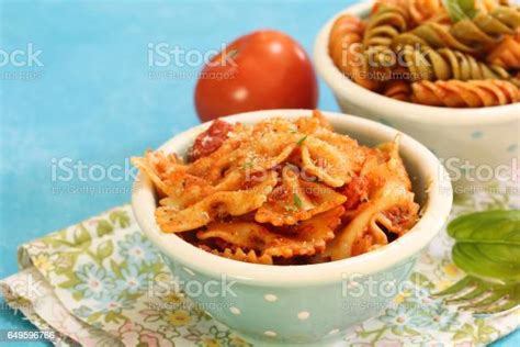 토마토 소스 바질과 강판 파마산을 곁들인 보우 타이 파스타 0명에 대한 스톡 사진 및 기타 이미지 0명 강판에 갈기 건강한 식생활 Istock