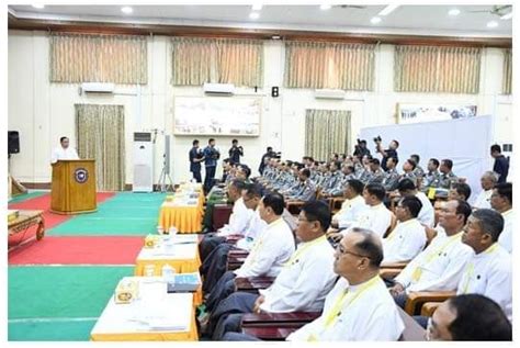 စစ်ကောင်စီက တပ်ဖွဲ့ဝင်အင်အား လိုအပ်ချက်အတွက် ရဲမှုထမ်းဟောင်းများကို ပါဝင်ကူညီပေးရန် မက်လုံးပေး