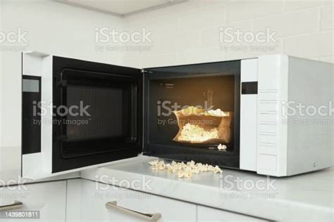 주방의 조리대에 신선한 팝콘이 있는 개방형 전자레인지 열다에 대한 스톡 사진 및 기타 이미지 열다 전자레인지 0명 Istock