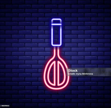 벽돌 벽 배경에 고립 된 빛나는 네온 라인 부엌 거품기 아이콘 조리 기구 계란 비터 칼 붙이 기호 음식 믹스 기호 다채로운 개요 개념 벡터 강철에 대한 스톡 벡터 아트 및