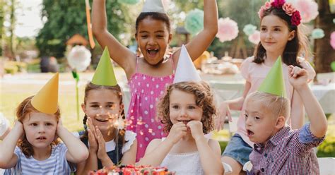 여름에 정원에서 야외에서 생일 파티에 친구들과 함께 다운 증후군 아이 사진 Unsplash의 케이크 이미지