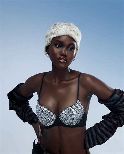 검은 색 모델 그라데이션 독특한 디지털 사진 모델 보다 보석 뷰티 샷 브래지어 블루 블루 그라데이션 선명한 스타일 스타일 아이콘 스튜디오 스튜디오