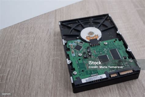 분해된 컴퓨터 하드 드라이브 장치 클로즈업 컴퓨터 부품 부품의 해체 검사 청소 및 수리 컴퓨터 하드 드라이브 데스크톱 컴퓨터의 구성 요소는 어떻게 데스크탑 컴퓨터에 대한