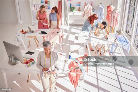 패션 워크샵 다양성 또는 창의적인 의류 전략을 위해 태블릿 직물 또는 디자인 연구로 작업하는 여성 협업 팀워크 또는 작업장 또는 제조 공장의 디자이너 여성 30 34세에