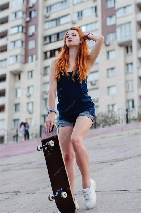 Fille Rousse Mince En Short Jeans Et T Shirt Noir Posant Avec Planche à Roulettes En Science