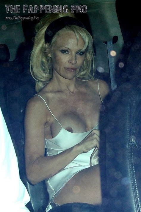 Pamela Anderson Exposed Her Boobs Topless In Public Photos The