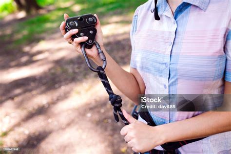 모험 등반 하이 와이어 공원 산악 헬멧및 안전 장비의 코스에 있는 사람들 골프장에 대한 스톡 사진 및 기타 이미지 골프장 기술 기어오름 Istock