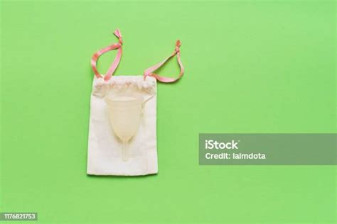 생리컵과 코튼 파우치로 블루 백에 수납할 수 있습니다 대체 여성 위생 제품 기간 동안 여성 건강 개념입니다 공간 상단 뷰를