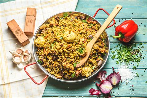 치킨 필라프입니다 닭고기 쌀 양파 당근 식물성 기름 필라프 믹스를 준비 Lagans 쌀 치킨 위에 확산에 누워 우즈베키스탄 국가