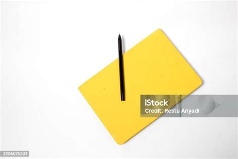 노란 책에 펜은 과제 고립 된 배경에 대한 메모를 할 준비가되었습니다 0명에 대한 스톡 사진 및 기타 이미지 0명 개념 개념과 주제 Istock