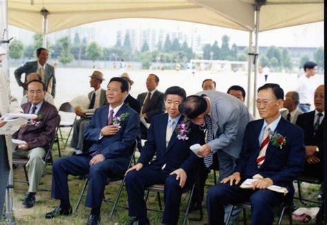 노무현사료관 [노씨중앙종친회 총회에서 참석자와 이야기하는 노무현 민주당 대통령후보]