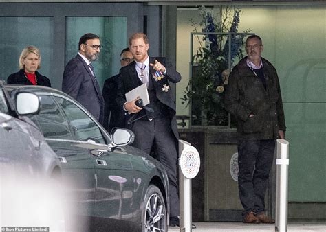 Принц Гарри замечен в Хитроу