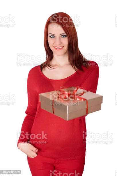 흰색 배경에 고립 된 작은 선물 상자를 들고 하는 쾌활 한 여자 귀여운에 대한 스톡 사진 및 기타 이미지 귀여운 기념일 놀라움 Istock
