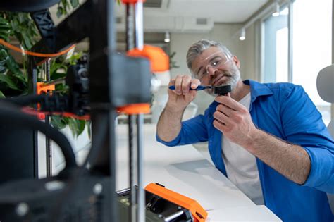 남자 디자이너는 사무실에서 3d 프린터를 사용하여 디자인을 인쇄합니다 3차원 인쇄에 대한 스톡 사진 및 기타 이미지 3차원 인쇄 3차원 형태 45 49세 Istock